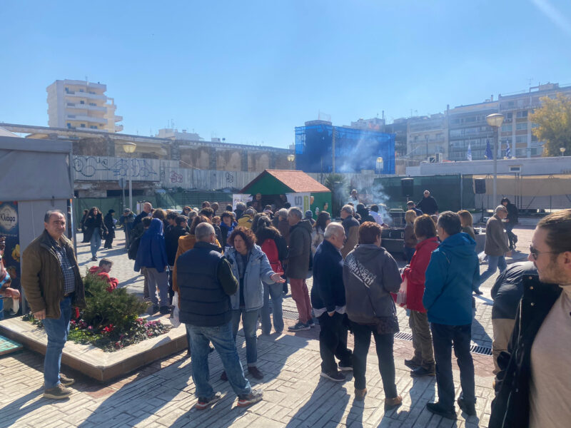 «Τσίκνισε» ο Δήμος Χαλκιδέων με Χάλκινα και γλέντι στην Πλατεία Αγοράς ...