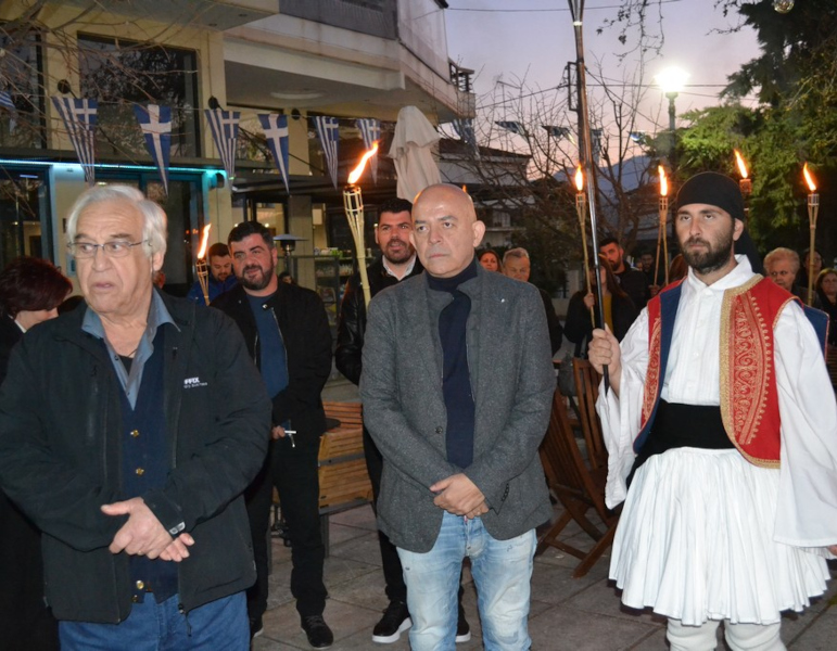 Το έθιμο της Λαμπαδηφορίας αναβίωσε στη Σκάρφεια - STEREA NEWS
