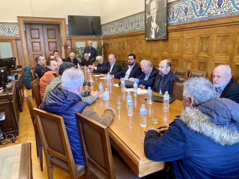 Κλιμάκιο του ΠΑΣΟΚ με εκπροσώπους των σωματείων εργαζομένων ΛΑΡΚΟ ...
