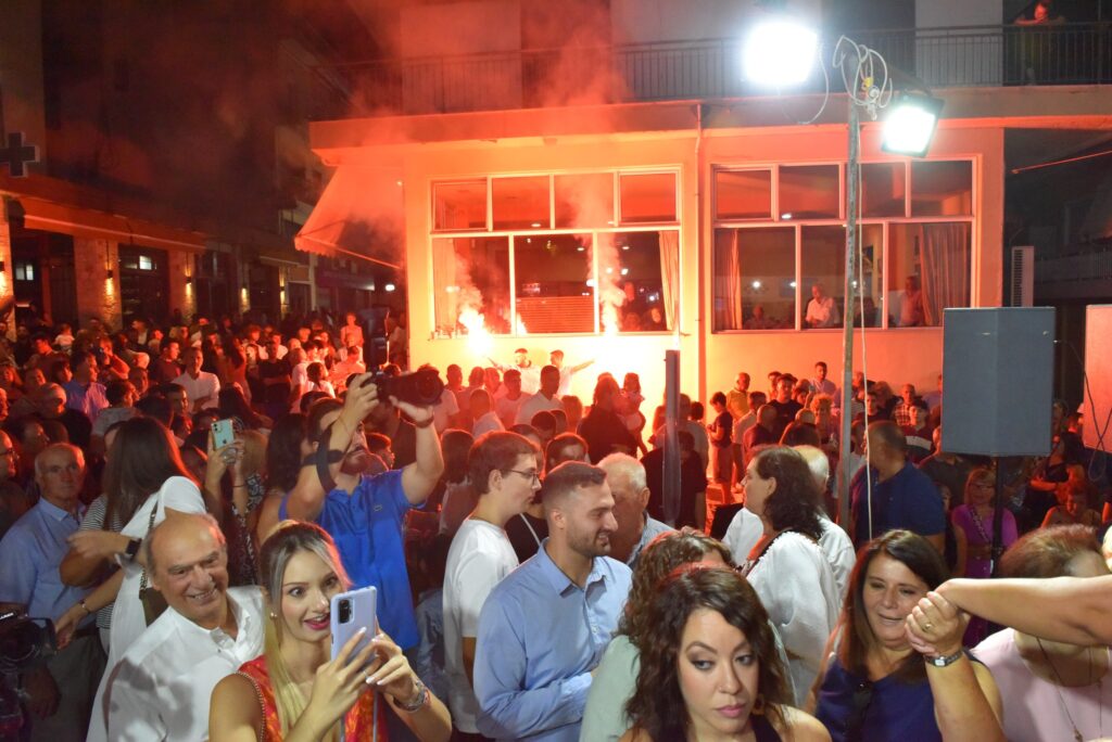 Εκατοντάδες κόσμου στα εγκαίνια του εκλογικού κέντρου του Βασίλη ...